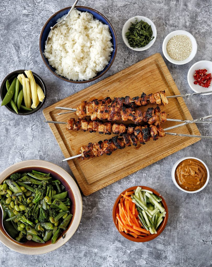 What are family-style meals and how to serve them – Kitchen Titbits